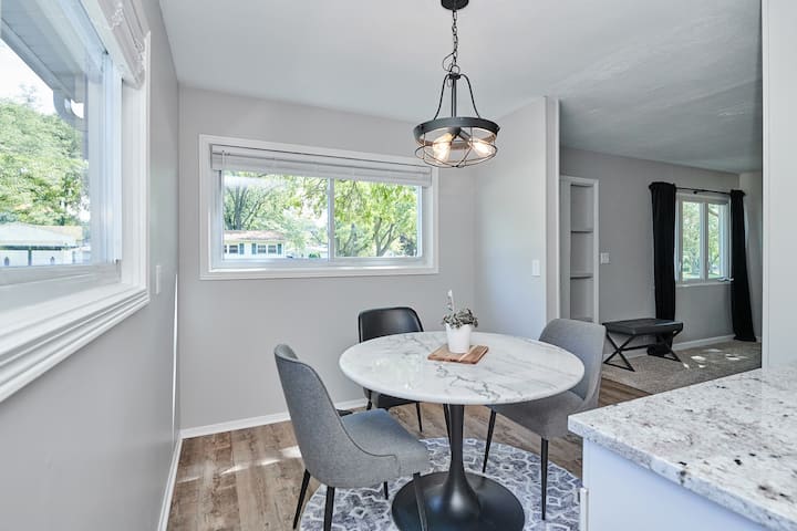 Tranquil Tiny Cottage By Golf Club-senior Friendly - Hoffman Estates, IL