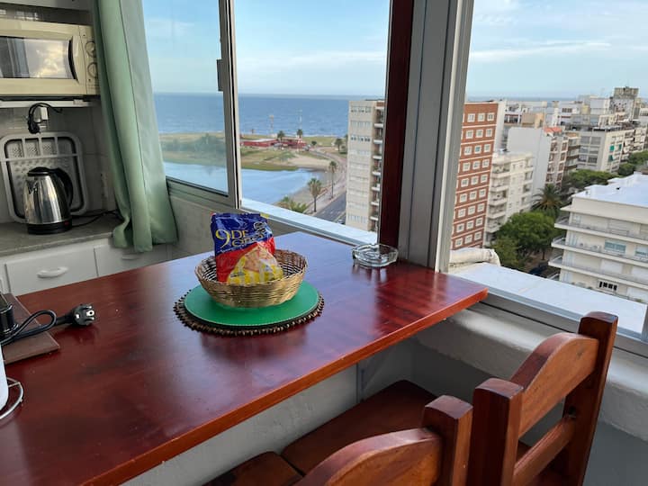 Frente A La Playa De Pocitos Con Vista Al Mar! - Montevidéu