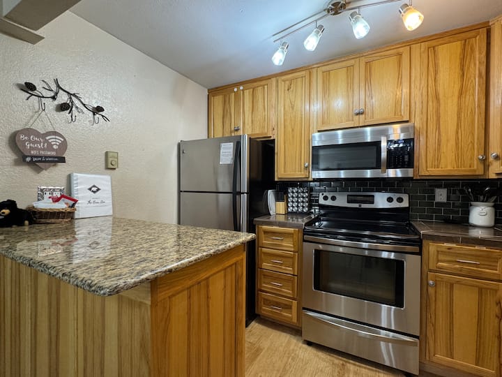 The Bear Den: City Center Condo W/wifi & Parking - McCall, ID