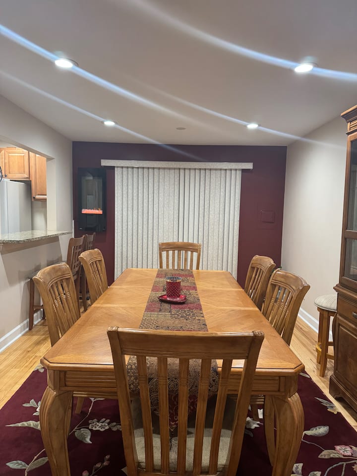 Upscale 3 Bed 1.5 Bath Near Chicago O'hare Airport - Des Plaines, IL