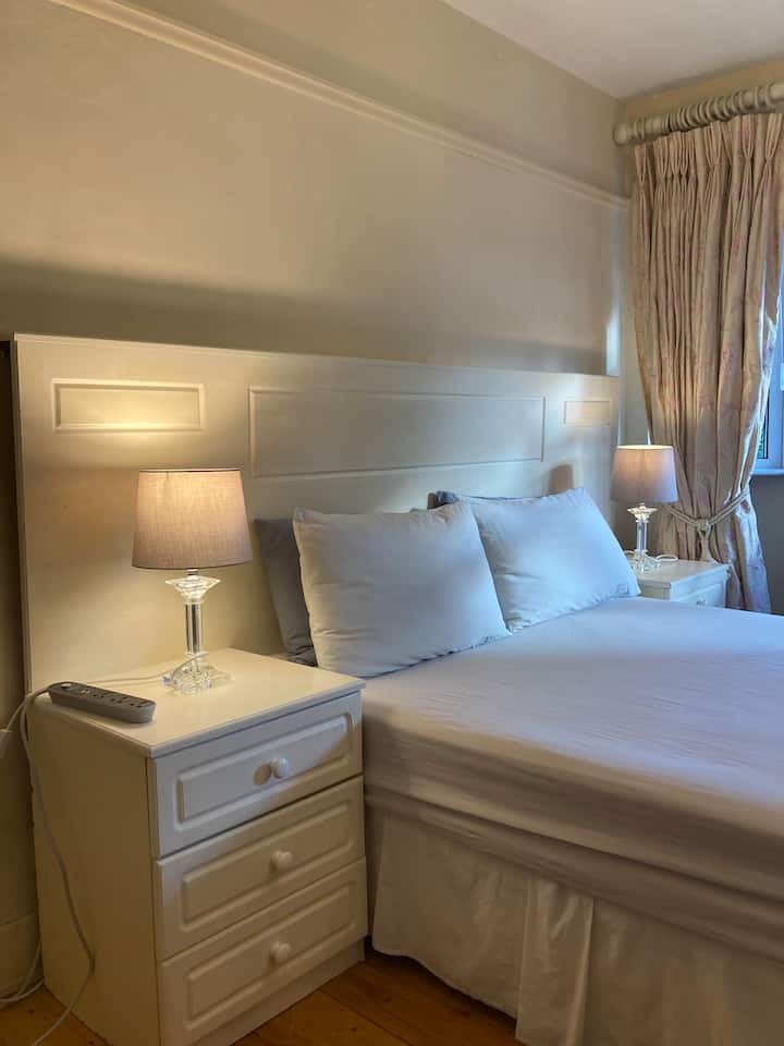 Classic Room For Academic/intern/city Breaks - Dun Laoghaire