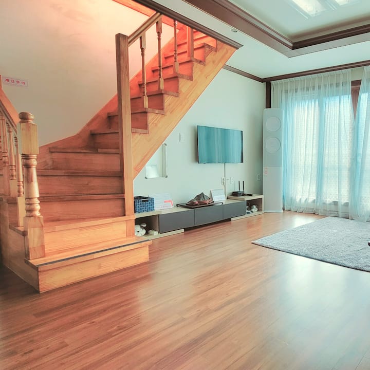 Kum Hosue
 #오직1팀 (복층구조)
#프라이빗 루프탑 
#시내관광 최적지 - 무전동
