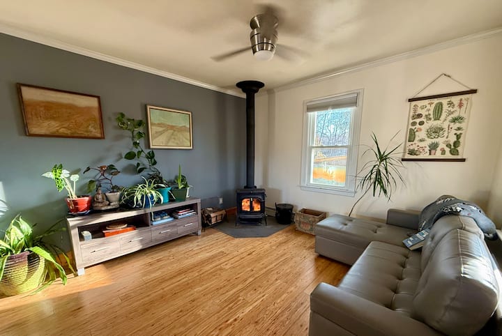 Fun, Private, Rail Trail Cottage - New Paltz, NY