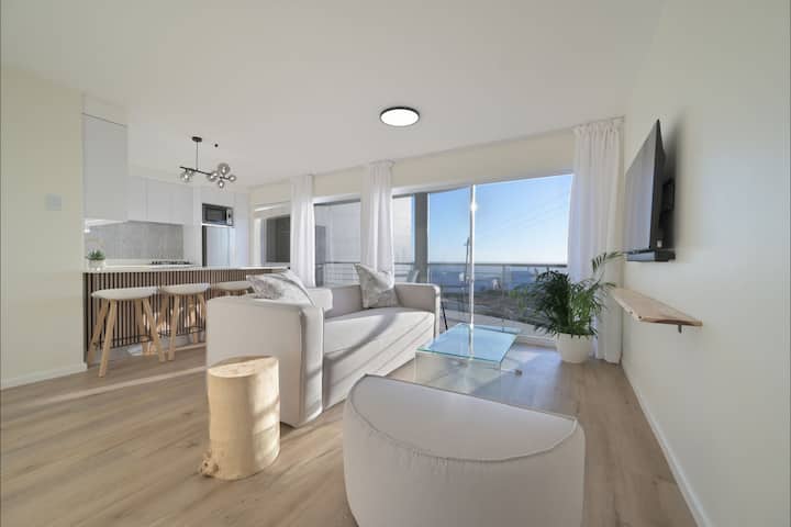 The Lighthouse | Sea View Apartment - 파클랜드