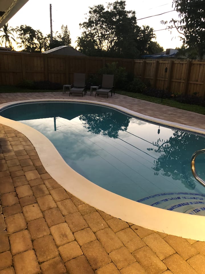 Near Beach ~ Beautiful 3 Bed Home ~ Heated Pool - Deerfield Beach