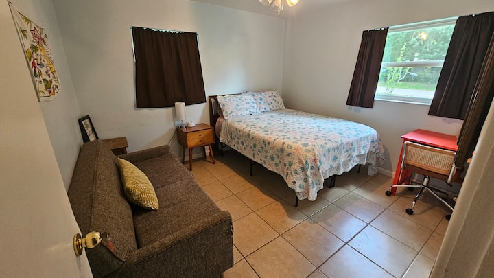 Laid-back Pet-friendly Boho Veg Home: Guestroom - Gainesville, FL