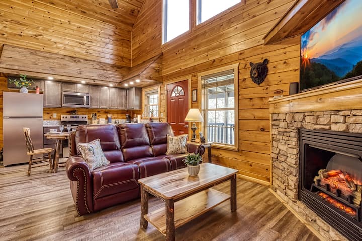 Cozy Haven, Featuring A Heart-shaped Jacuzzi. - Pigeon Forge, TN