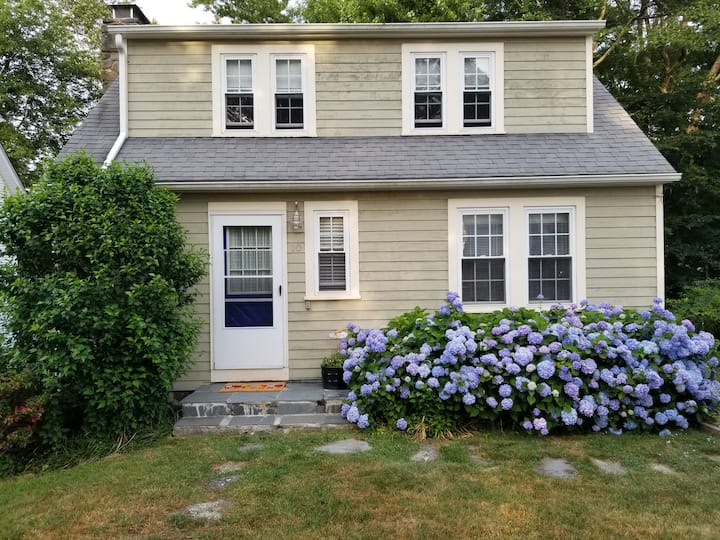 Cozy Cottage In Bonnet Shores - Rhode Island