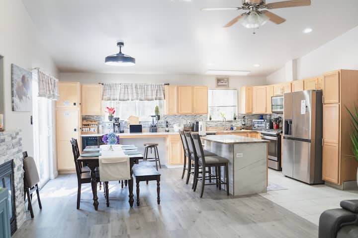 Modern 3br W/ Mountain Views Premium Comfort Beds - Anchorage