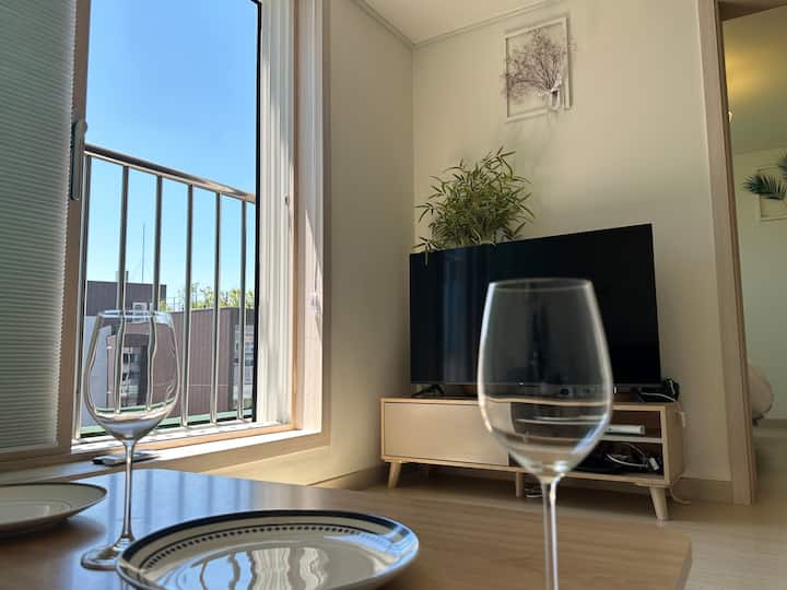 [Seongsu Suite] 아늑한 침실 2개 | 독립 거실과 주방 | 햇살 가득 - Seoul