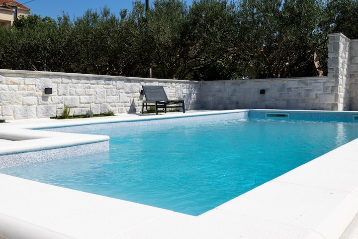 Authentic Dalmatian Getaway • Pool & Free Parking - Seget Vranjica