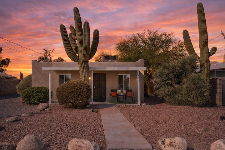 The Galabunga | 5★ Location, ♛King Bed + Parking - Tucson, AZ