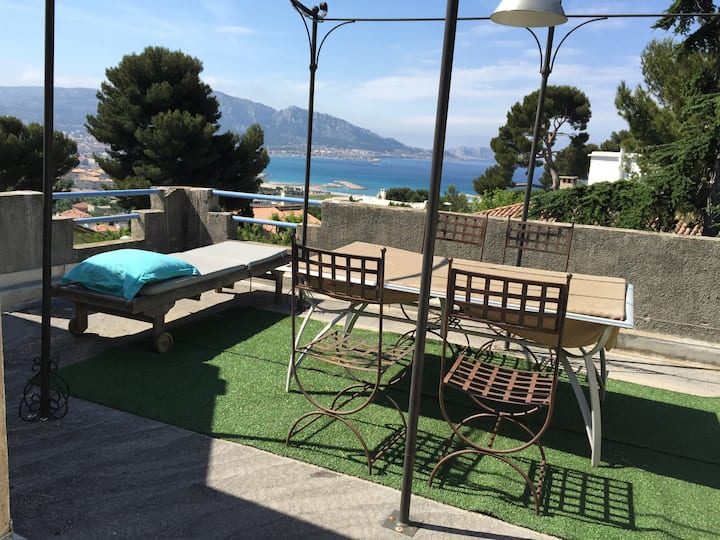 Appartement Et Toit Terrasse Dans Maison - Marseille