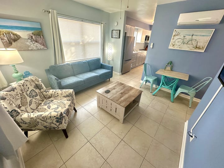 Pelican 3~walk 2 Beach & Mini Marina View~king Bed - Madeira Beach, FL