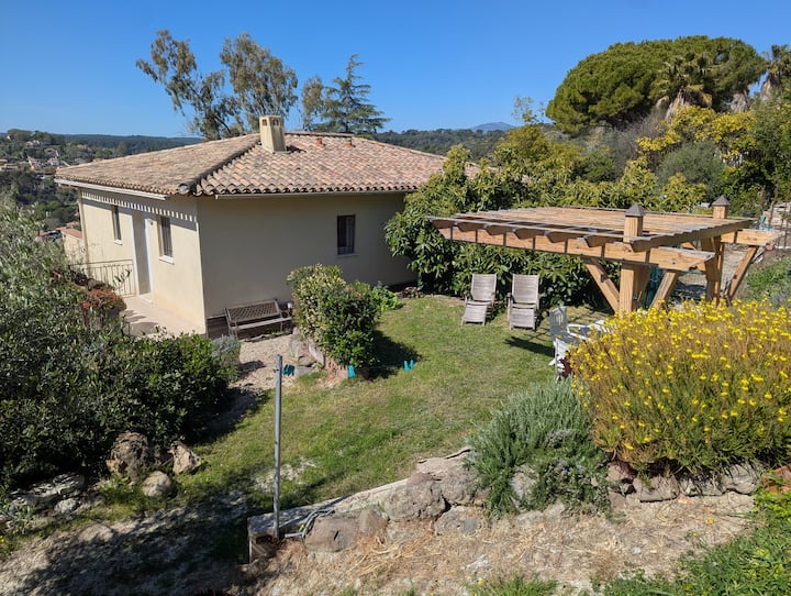 Haut De Villa Avec Jardin Privé Plain-pied, Calme - Biot