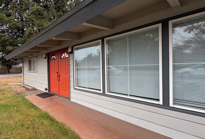 The Central Getaway | Cozy 2br W/ Private Yard - Eugene, OR