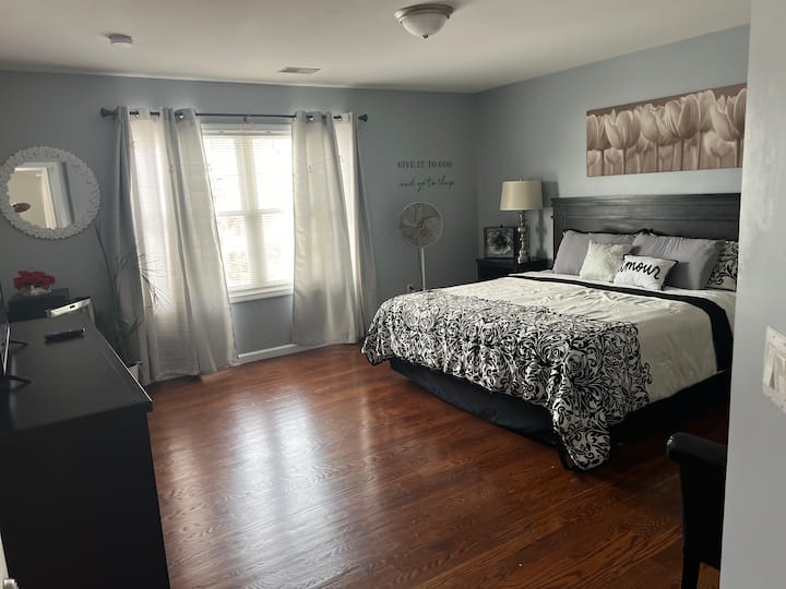 Cherry Blossom, Huge 3br W/jacuzzi & Close To Nyc - Newark, NJ
