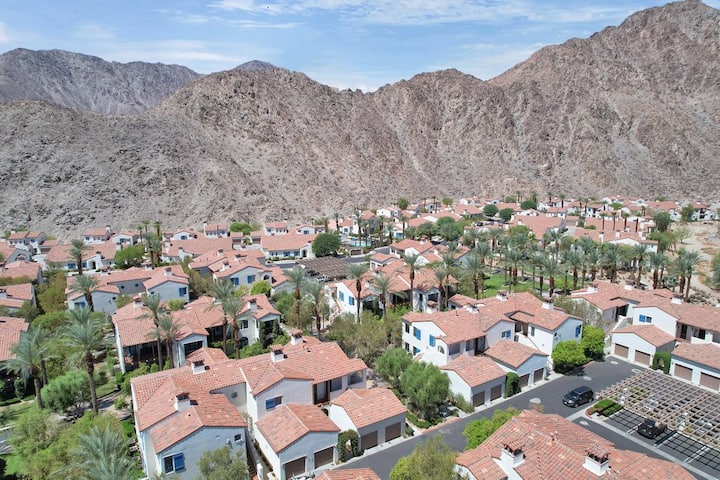 Nuevo En Nuestro Inventario: Villa De Arriba Con Espectaculares Vistas A La Montaña - Indian Wells, CA