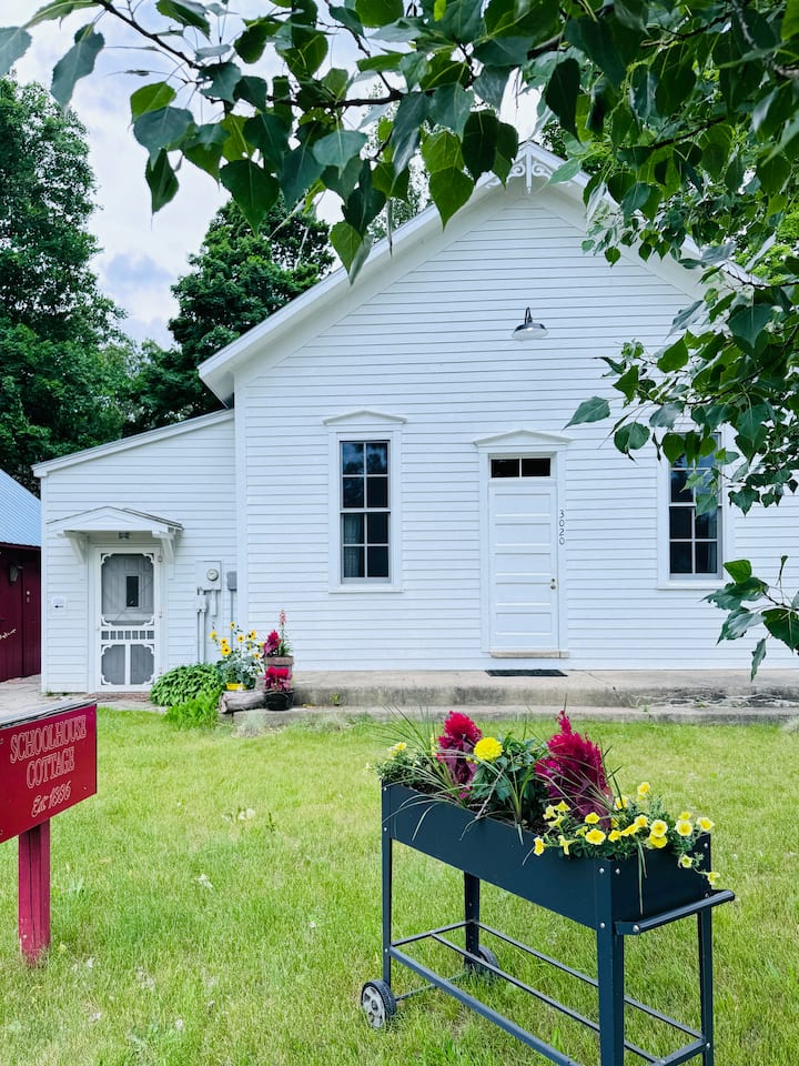 Schoolhouse Cottage - East Bay Township