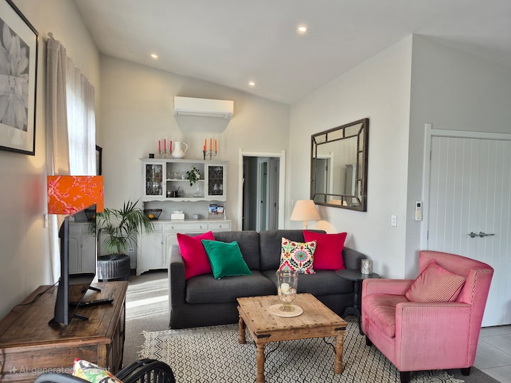 Modern Sunny House In Quiet Neighbourhood - Clive