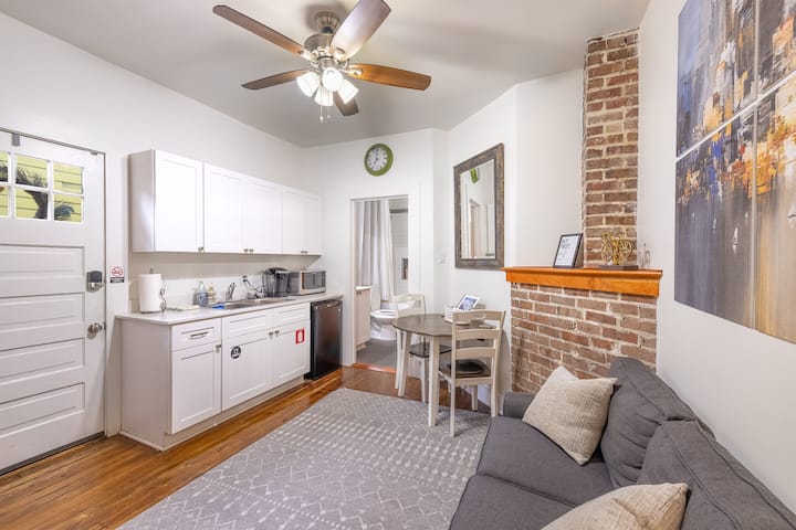 Big Easy Bungalow - Walk To The Canal Streetcar - New Orleans, LA