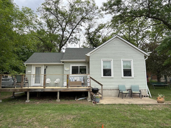 Charming Lake View Cottage In Quiet Neighborhood - Spirit Lake, IA