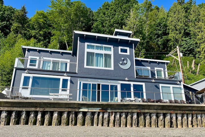 Beautiful Beachfront Home On Camano Island - Langley, WA