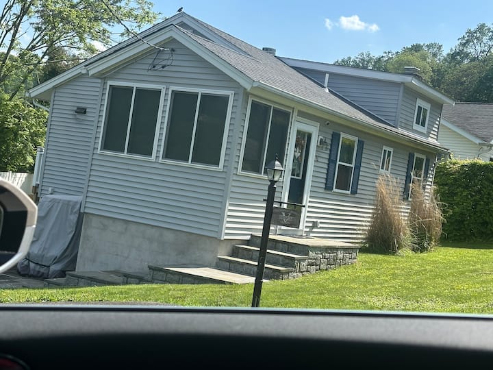 Lilly's Lake Cottage - Squantz Pond, CT