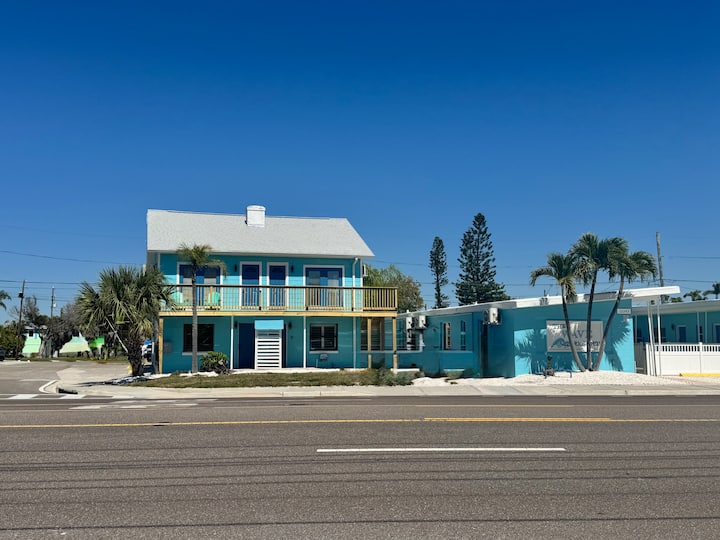 Super Cute 1 Bedroom Beach Condo In Madeira Beach - Madeira Beach, FL