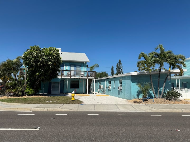 Super Cute 1 Bedroom Beach Condo In Madeira Beach - Madeira Beach, FL