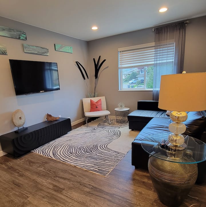 Modern Condo(microsoft) - Private Entrance,kitchen - Bellevue, WA