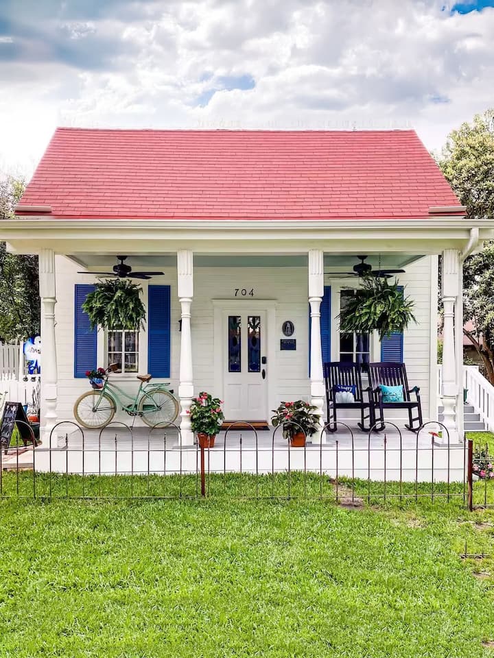Historic Cottage In Round Rock Tx | Cozyyard, Wifi - Round Rock, TX