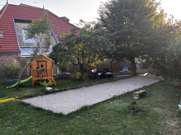 Maison Intra Muros Avec Piscine Et Jardin - Langres