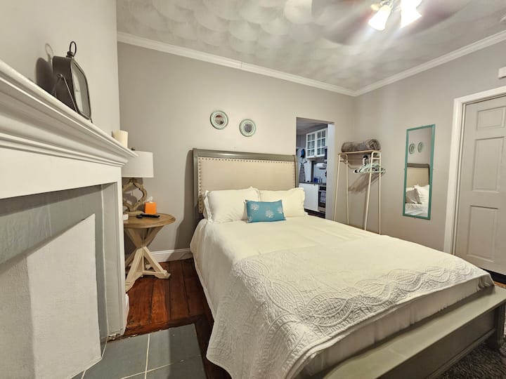 Spacious Spring St Studio - Newport, RI