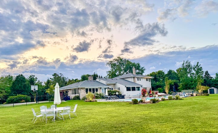 2-acre Highland Park Retreat With Heated Pool ~ 5* - Highland Park, IL