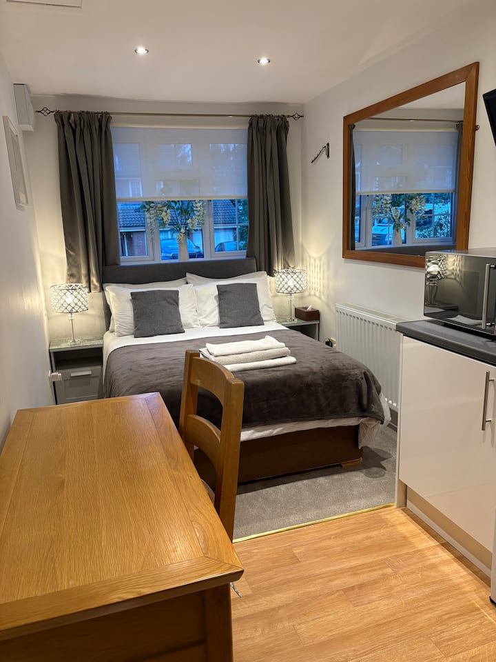 Double Bedroom With Kitchenette And Shower Room - Stamford