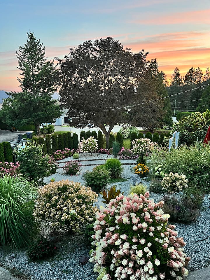 Okanagan Wine Trail Suite With Private Patio - West Kelowna