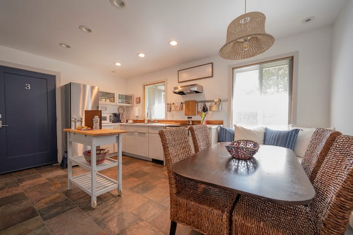 King + 2 Queen Beds | 3 Smart Tv's | *Walk To Lu* - Lynchburg, VA