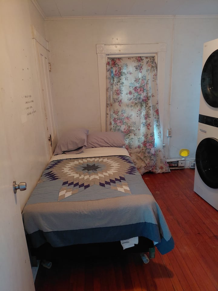 Family Oriented, Bbq Gril, Nice Place To Stay Btw. - Waterbury, CT