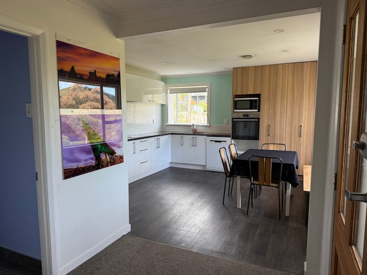 Sunny, Spacious & Warm 3 Bedroom House - Dunedin