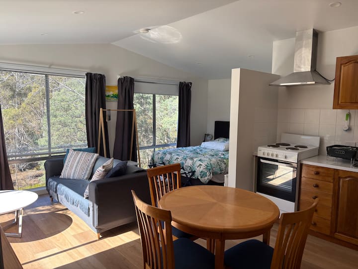 Potoroo Cottage 
Bush Setting 5 Mins Drive To Cbd - Hobart
