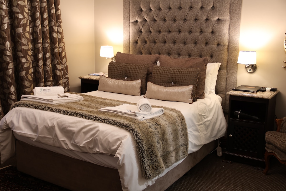 Kosmos Lodge - Room 4 (No view) - Houses for Rent in Hartbeespoort Dam ...