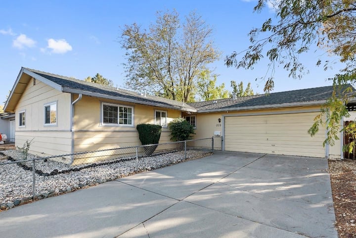 Freshly Updated 3br/2ba Retreat - Carson City, NV