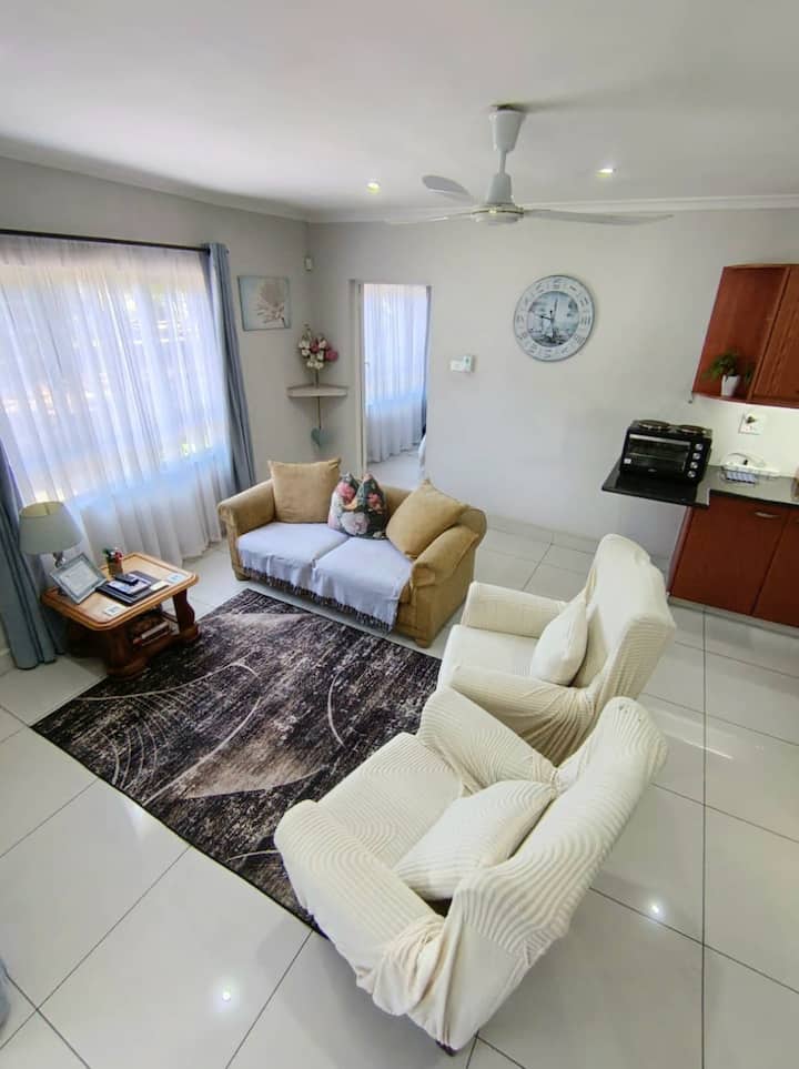 Elegant & Spacious, King Bed, Wifi, Netflix,pool - Durban