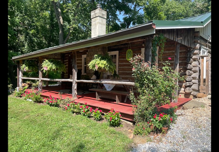 Vintage Riverfront Log Cabin “Emma” W/hot Tub - West Virginia