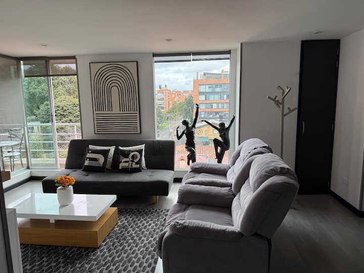 Amplio, Vista A La Montaña, Sillas Reclinables. - Bogota