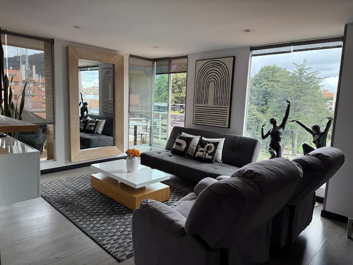 Espacio Lleno De Luz Natural, Balcón Y Vista Verde - Bogota