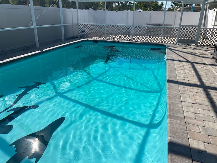 Large Tiki Bar Pool Home 4/2 Workers Welcomed - Bradenton, FL