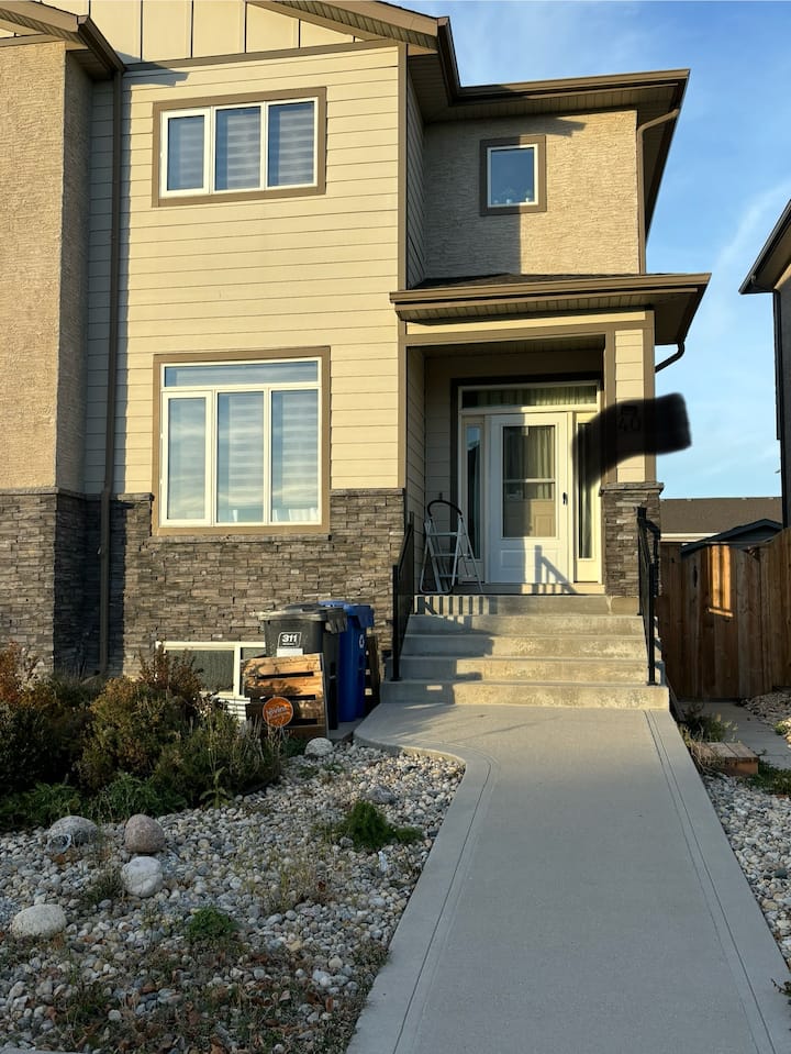 Spacious 3br Duplex | 1 King Size And 2 Queen - Winnipeg