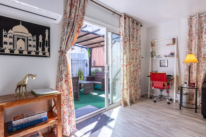 Spacious 2 Bdrm/2 Bath Walkable To Restaurants - Long Beach, CA